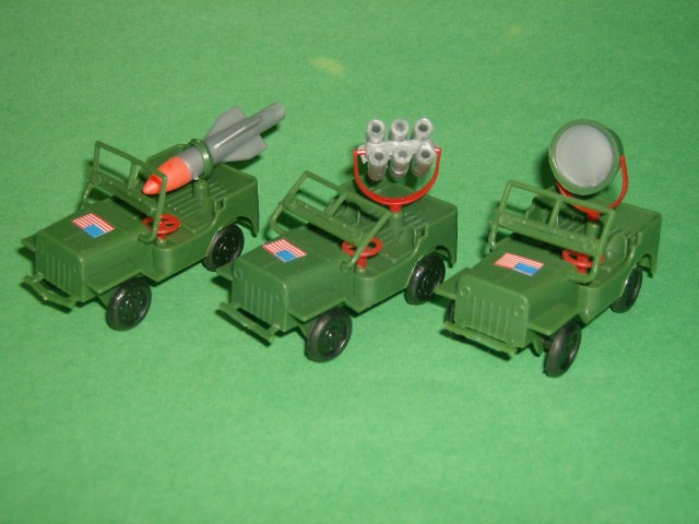 Set Of 3 HO Scale Green Plastic Weapons Jeeps