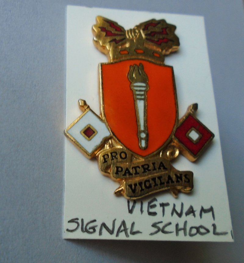1 Signal Corp School US Army Vietnam DUI Insignia Pin 2 Flag