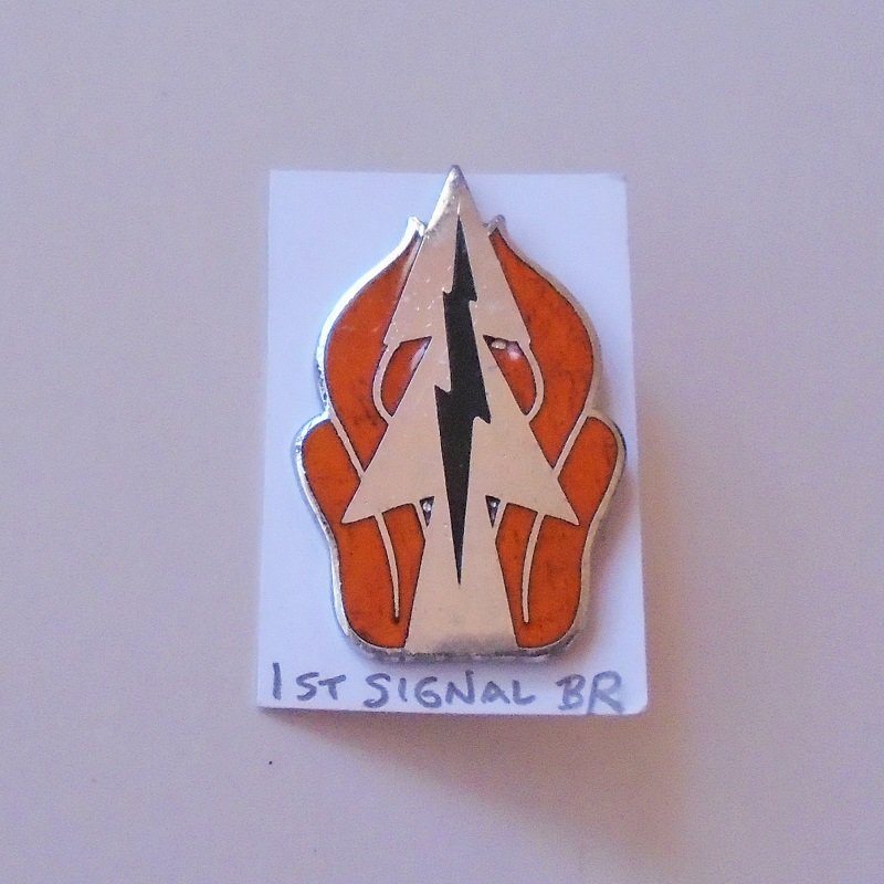 1st Signal Brigade U.S. Army DUI Insignia Pin
