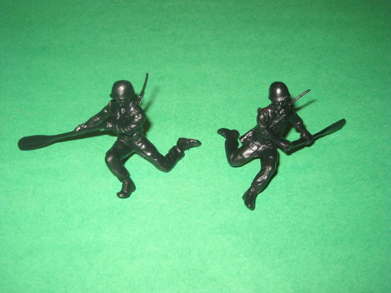 Marx Recast Pair Black Plastic Army Rafts And 4 GI Orrsmen