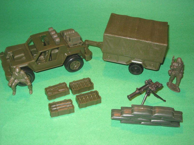 New Ray Humvee Army Supply Battle Set