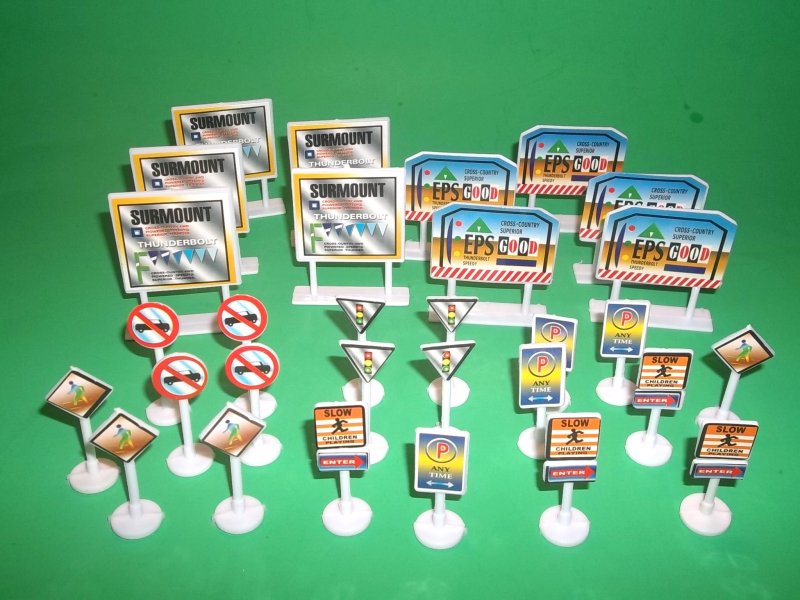 Set of 30 Plastic Highway And Street Signs
