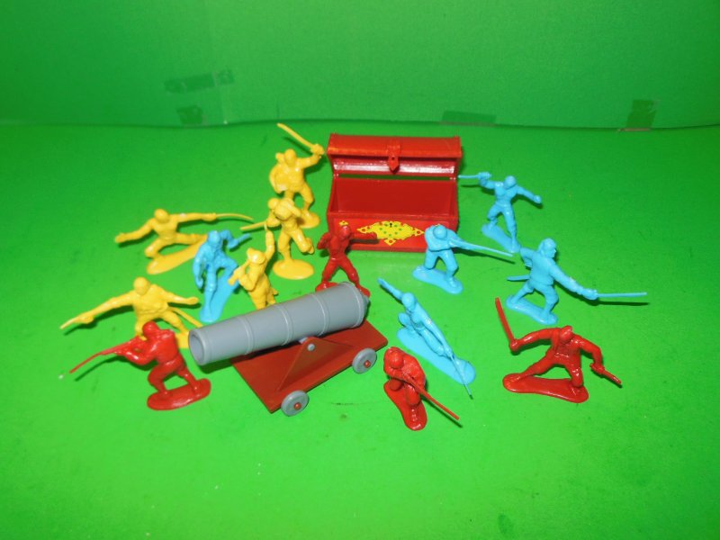 Set Of 16 pc Plastic Pirates w/ Cannon And Treasure Chest